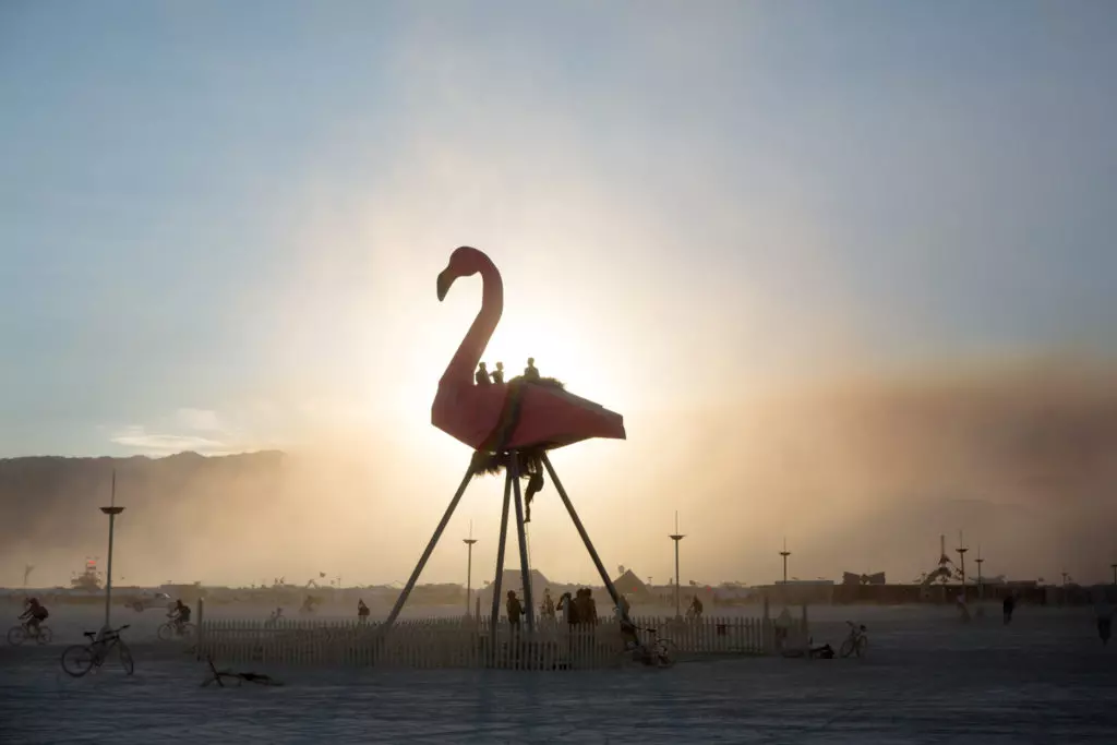 جاش زوبکف، Phoenicopterus Rex، رصدخانه ای به شکل فلامینگو به ارتفاع 40 فوت که بر فراز شهر بلک راک در Burning Man 2017 بر فراز شهر سیاه راک قرار دارد. توسط مجله Burning Man Journal.