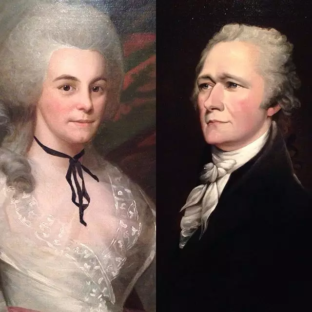 Mga detalye sa mga hulagway ni Elizabeth Schuyler ni Ralph Earl ug ni Alexander Hamilton ni John Trumbull sa Museum sa Siyudad sa New York. Litrato: Sarah Cascone.