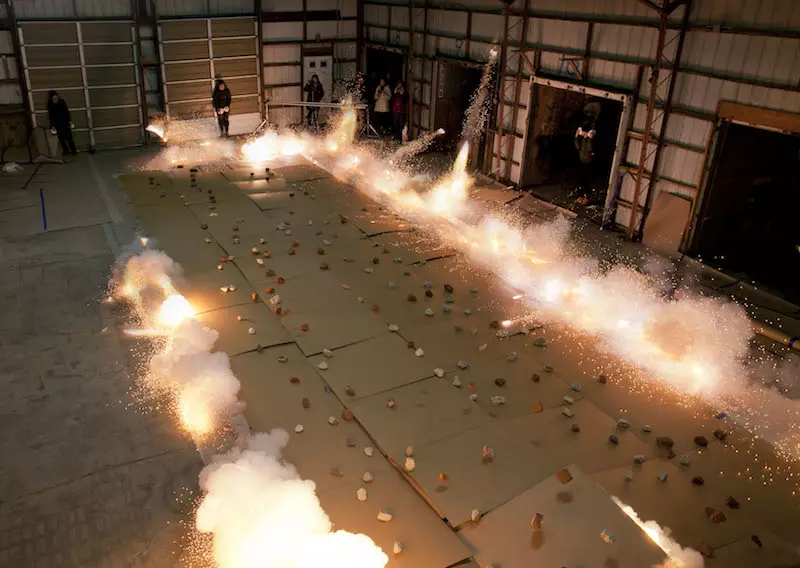 Cai Guo-Qiang nyalahake bubuk mesiu sing nggambar Nada Putih, ing Brookhaven, New York, 2016. Foto: Chiaying Yu