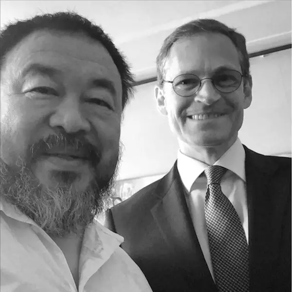 Ai snima selfie s gradonačelnikom Berlina Michaelom Müllerom. Fotografija: @aiww putem Instagrama