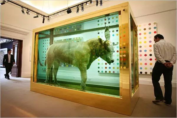 Vizitatorii întâlnesc „Vițelul de aur” de Damien Hirst. Fotografie prin amabilitatea lui Peter Macdiarmid/Getty Images.