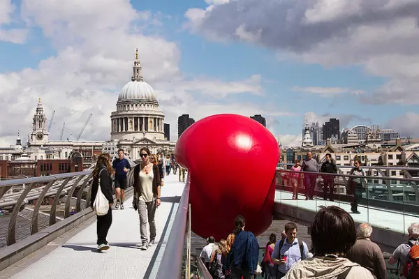 Redball ya Kurt Perschke muri Millenium Bridge ya Londres muri 2012 Ifoto ikoresheje: Flickr