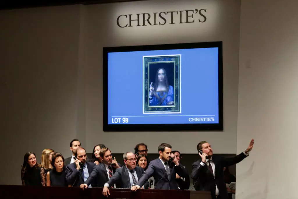 Agenter taler i deres telefoner med deres kunder, mens de byder videre på auktionen af Leonardo da Vincis Salvator Mundi under efterkrigs- og samtidskunst-aftensalget på Christie's den 15. november 2017 i New York City. Foto af Eduardo Munoz Alvarez/Getty Images.