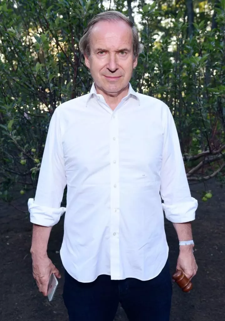 Simon de Pury bei der 22. jährlichen Watermill Center Summer Benefit & Auction im Jahr 2015. ©Patrick McMullan. Mit freundlicher Genehmigung von Sean Zanni/PatrickMcMullan.com.