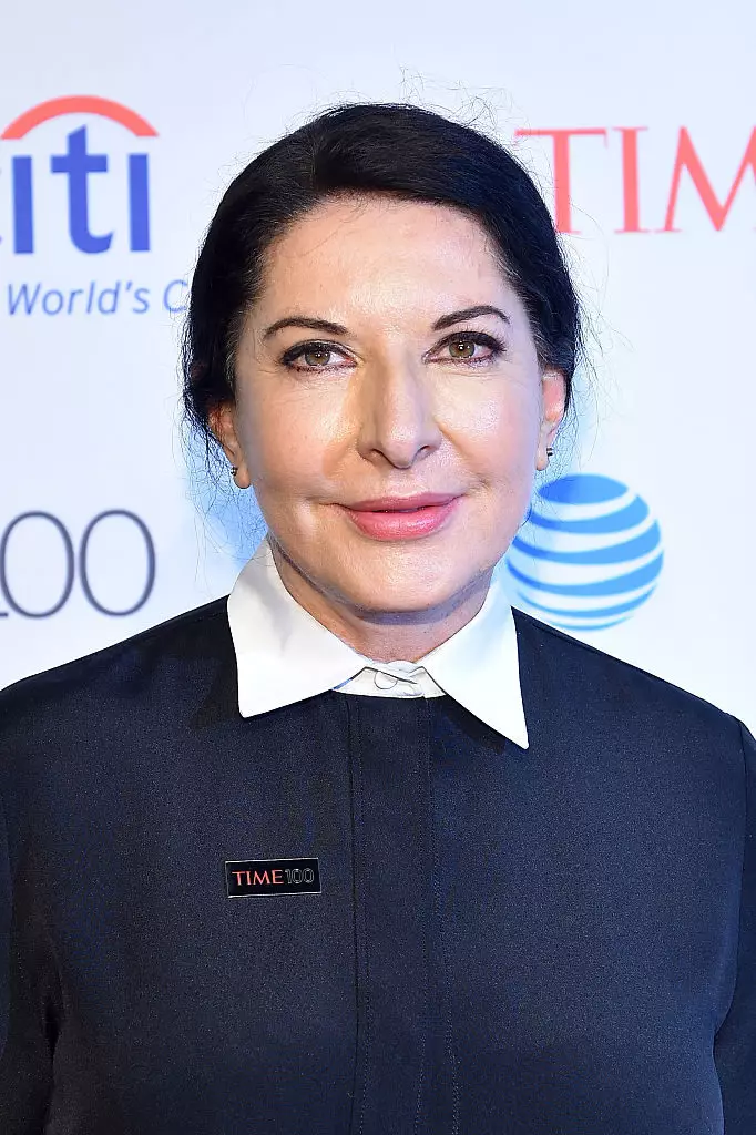 Freastalaíonn an t-ealaíontóir Marina Abramovic ar Gala 2016 Time 100, na Daoine is Tionchar ar an Domhan ag Time ag Snagcheol Ag Ionad Lincoln ag Ionad Times Warner ar 26 Aibreán, 2016 i gCathair Nua-Eabhrac. Grianghraf le Ben Gabbe/Getty Images for Time