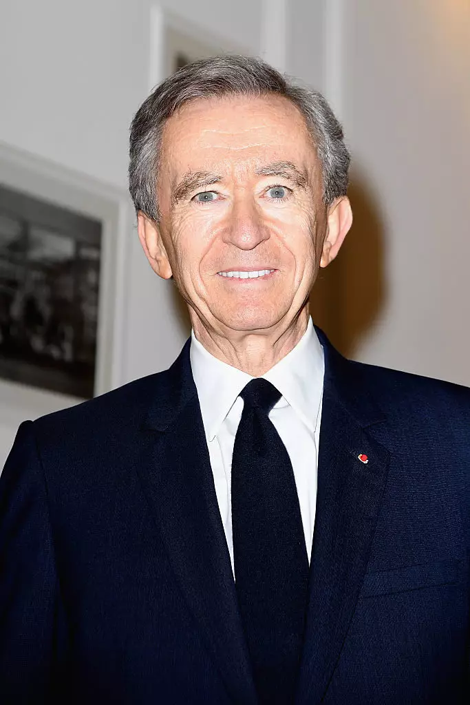 Freastalaíonn Bernard Arnault ar sheó Christian Dior Haute Couture Fall/Winter 2016-2017 mar chuid de Sheachtain Faisin Pháras ar 4 Iúil, 2016 i bPáras na Fraince. Grianghraf le Pascal Le Segretain/Getty Images for Dior.