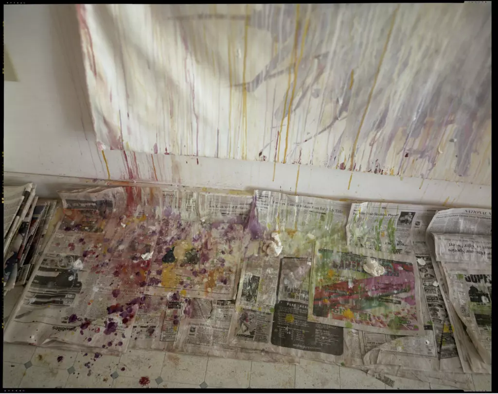 Sally Mann, Ánh sáng tưởng nhớ, Không có tiêu đề (Drips and Newspaper), 1999 Bản in phun 8 x 10 inch (20,3 x 25,4 cm) Phiên bản 3 © Sally Mann. Phòng trưng bày Gagosian lịch sự.