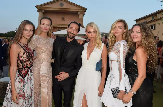 Lara Lieto、Natasha Poly、Adrian Brody、Emily Senko 和 Valentina Zeylaeva。照片：蓋蒂。