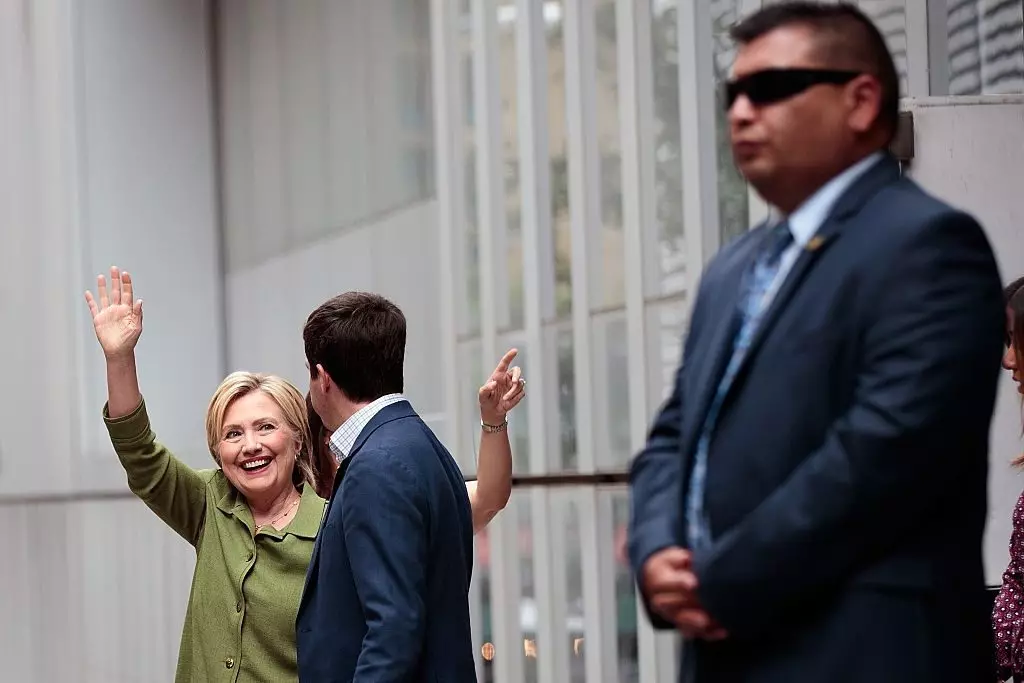 Demokraatide presidendikandidaat Hillary Clinton lahkub John Jay kriminaalõiguskolledžist pärast kohtumist õiguskaitseametnikega 18. augustil 2016 New Yorgis. Foto Drew Angerer / Getty Images.