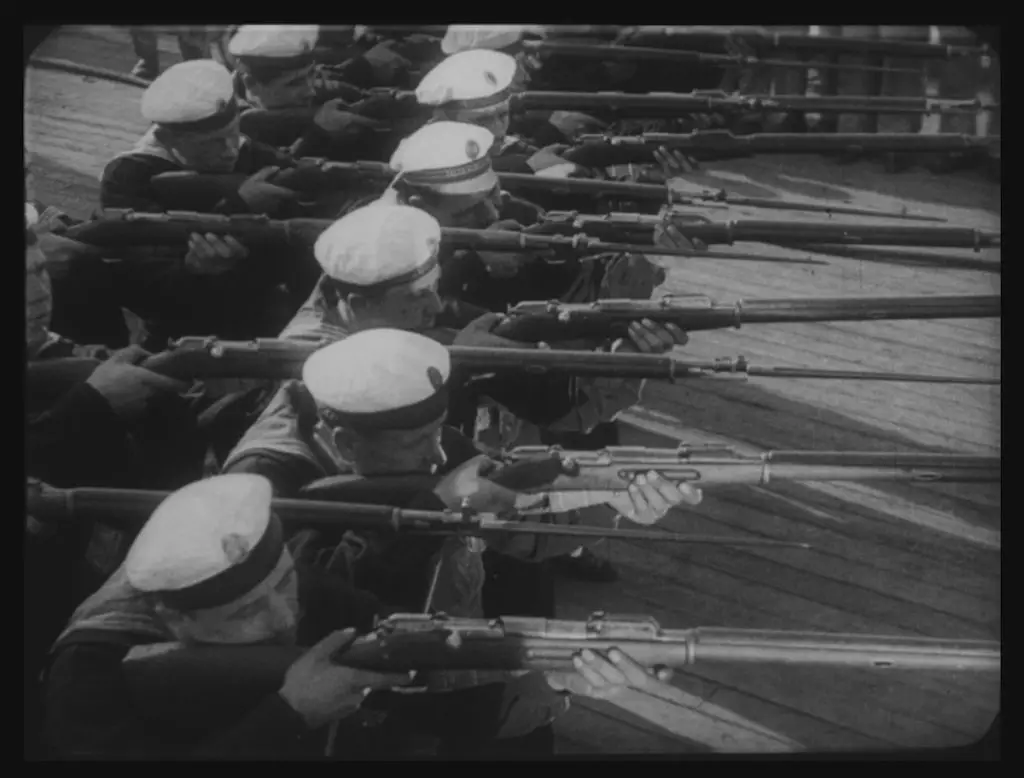 Sergei Eisenstein, nangoku evela Battleship Potemkin, (1925). Ngoncedo lweGosfilmofond, iNational Film Foundation yeRussian Federation.