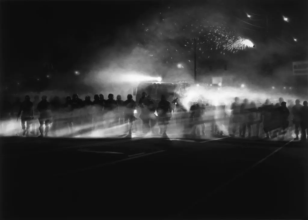 Robert Longo, Sem título (Polícia de Ferguson, 13 de agosto de 2014) (2014). © Robert Longo, The Broad Art Foundation. Foto: Cortesia do artista e Petzel, Nova York.