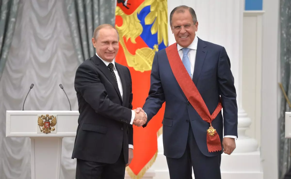 Vladimir Putin jeung Sergey Lavrov, présidén Rusia jeung menteri luar nagri.Poto: Kahadean tina Wikipedia.