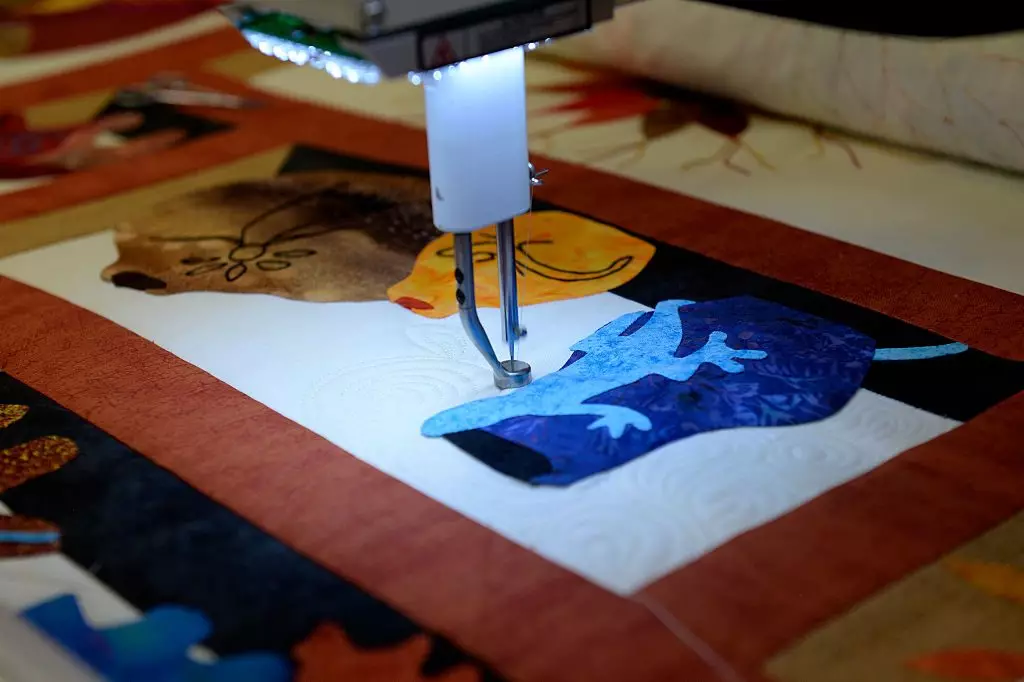 Sebuah quilter di tempat kerja. Foto oleh Seth McConnell/The Denver Post via Getty Images.