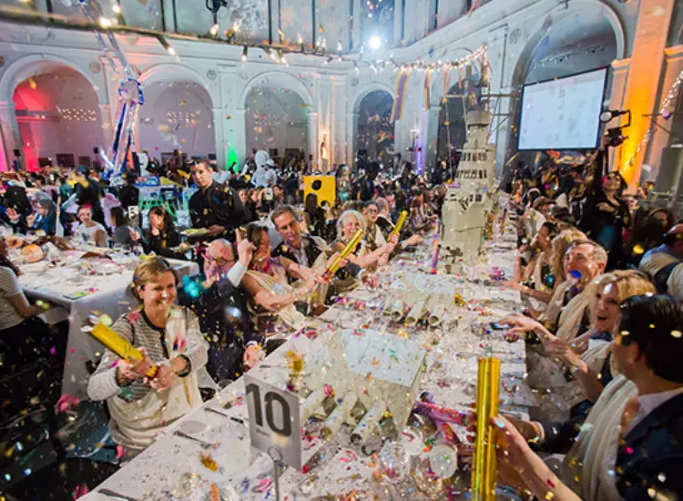 Ang mga glitter party poppers gibuhian sa lamesa ni Duke Riley sa Brooklyn Artists Ball. Litrato: Liz Ligon, sa maayong kabubut-on sa Brooklyn Museum.