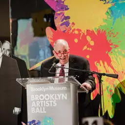 Ο Arnold Lehman στο Brooklyn Artists Ball. Φωτογραφία: Liz Ligon, ευγενική προσφορά του Μουσείου του Μπρούκλιν.