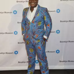 Kehinde Wiley في حفلة Brooklyn Artists Ball. الصورة: ليز ليجون ، بإذن من متحف بروكلين.