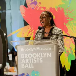 Ang unang ginang sa siyudad sa New York nga si Chirlane McCray namulong sa Brooklyn Artists Ball. Litrato: Liz Ligon, sa maayong kabubut-on sa Brooklyn Museum.