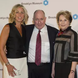 Η Stephanie Ingrassia, ο Arnold Lehman και η Elizabeth Sackler στο Brooklyn Artists Ball. Φωτογραφία: Elena Olivia.