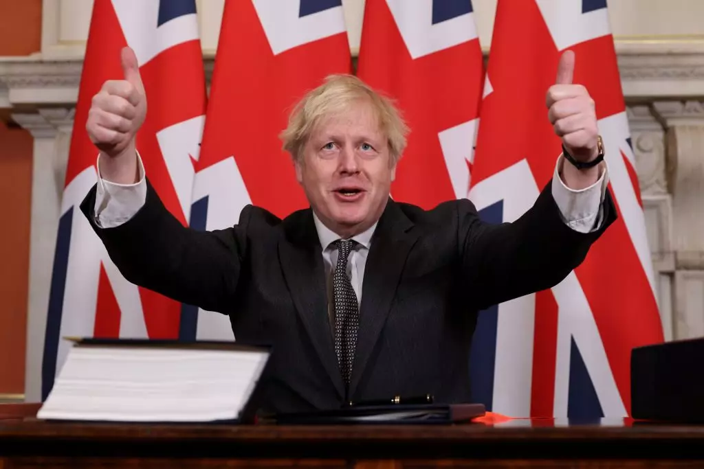 英國首相鮑里斯·約翰遜（Boris Johnson）於 2020 年 12 月 30 日在英國倫敦唐寧街 10 號與歐盟簽署了英國脫歐貿易協議後的手勢。照片：Pippa Fowles/No10 Downing Street/Handout/Anadolu Agency via Getty Images。