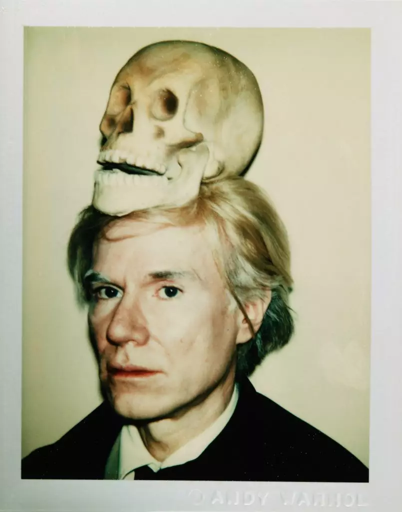 De Andy Warhol Diaries. Cr. Andy Warhol; Courtesy of Netflix © 2022/Self-Portait with Skull troch Andy Warhol 1977 Corbis