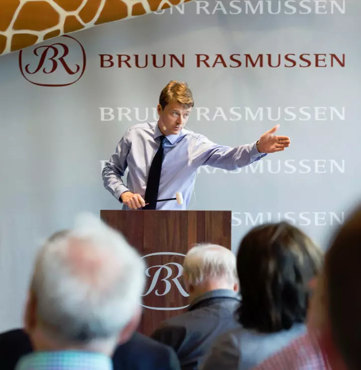 Frederik Bruun Rasmussen trong một cuộc đấu giá tại Bruun Rasmussen