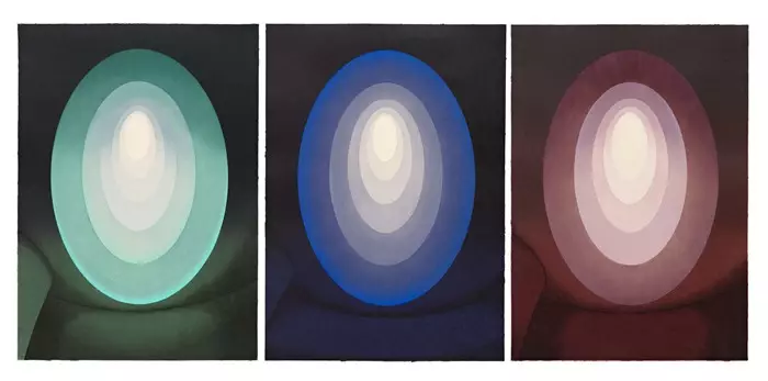 James Turrell, Suite ó Aten Reign, 2014, sraith de thrí ghearrthóg adhmaid Ukiyo-e i stíl Seapánach le priontáil rilífe. Le caoinchead ó Ghailearaí Richard Levy, Albuquerque.