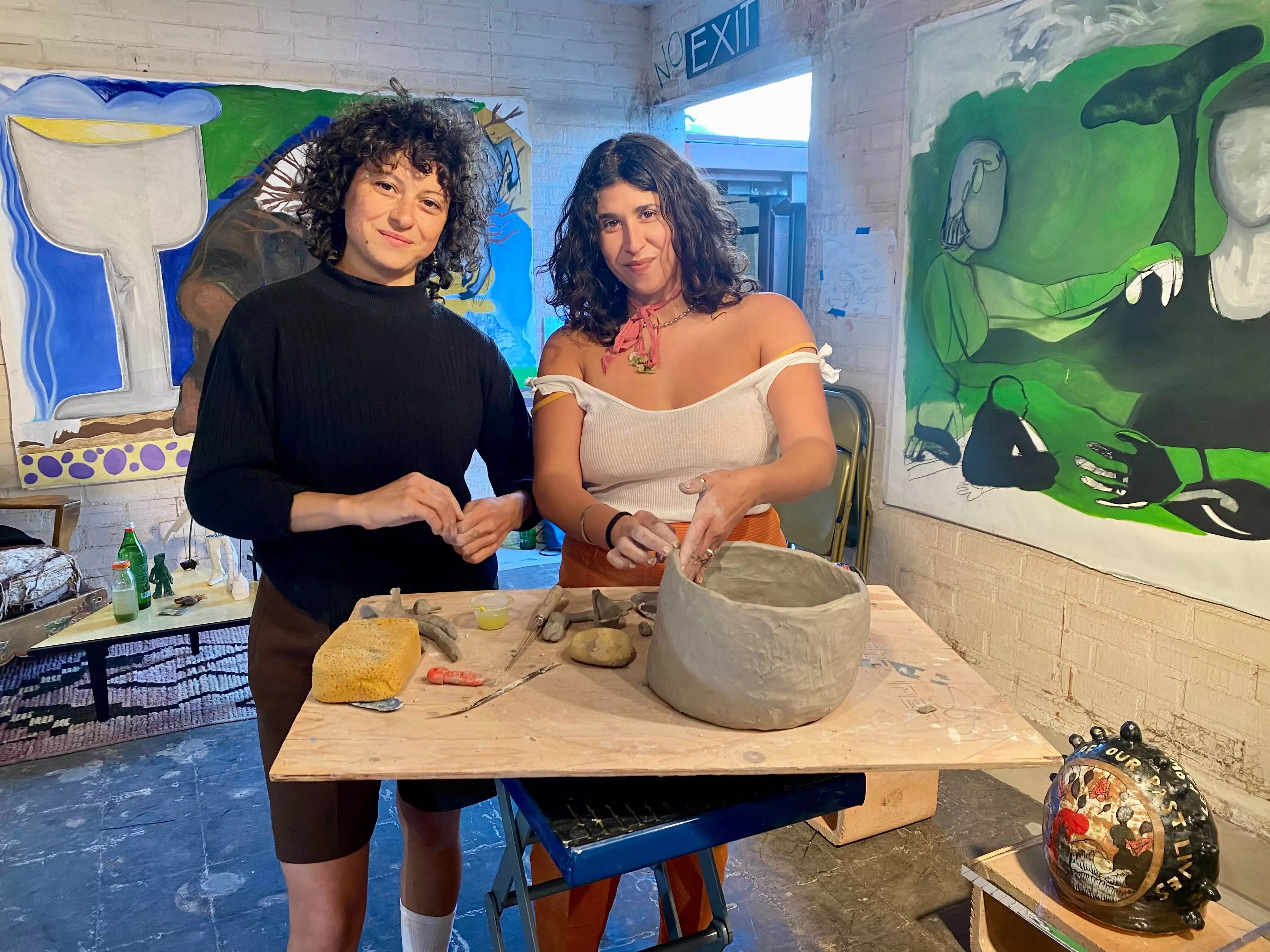 'Com m'endinso en aquest món de l'art?': l'actriu Alia Shawkat en sortir com a artista a la Fira d'Art de les vacances de primavera