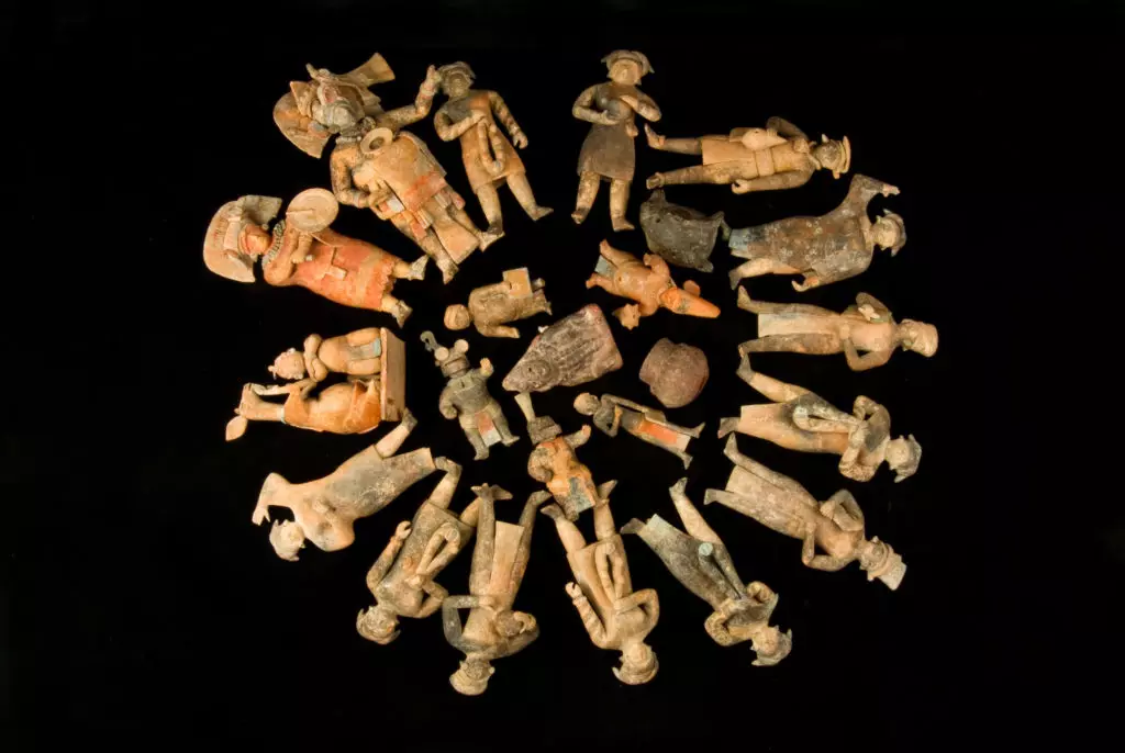 Escena de resurrecció ritual maia composta per 23 figuretes que representen la cort reial i personatges sobrenaturals, El Perú-Waka', Petén, Guatemala, 600-650 dC, maia, ceràmica pintada amb lliscament amb pintura posterior al foc, Museo Nacional de Arqueología y Etnología, Guatemala , Ciutat de Guatemala, Foto © Ricky Lopez.