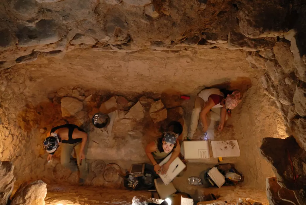 Fouilles de la sépulture 39 à El Perú-Waka', Petén, Guatemala, de gauche à droite : Jennifer Piehl, Michelle Rich et Varinia Matute, Photo © Kenneth Garrett