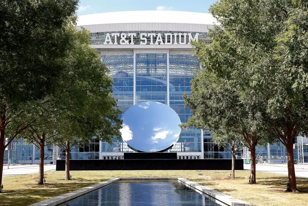 Sky Mirror Anisha Kapoorja pred stadionom AT&T. Z dovoljenjem umetniške zbirke Dallas Cowboys.