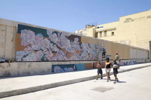 Emilio Perez Creates Largest Mural in Havana 32529_1