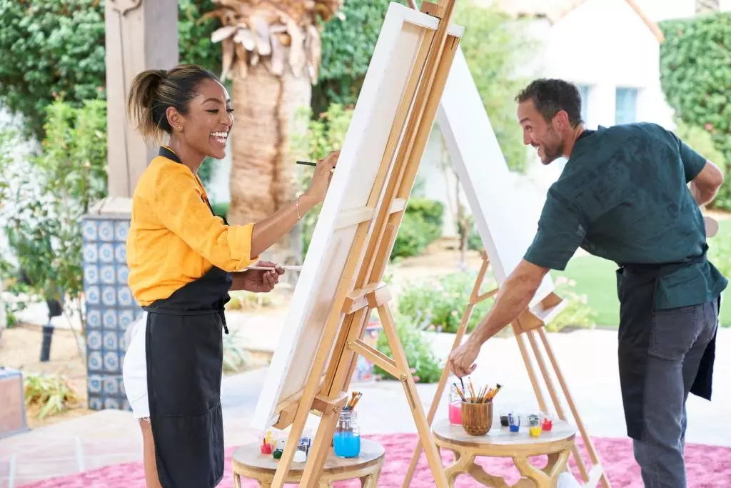 Tayshia Adams e Zac Clark si dipingono il ritratto a vicenda durante un appuntamento in The Bachelorette . (Non erano buoni.) Foto di Craig Sjodin, ABC.