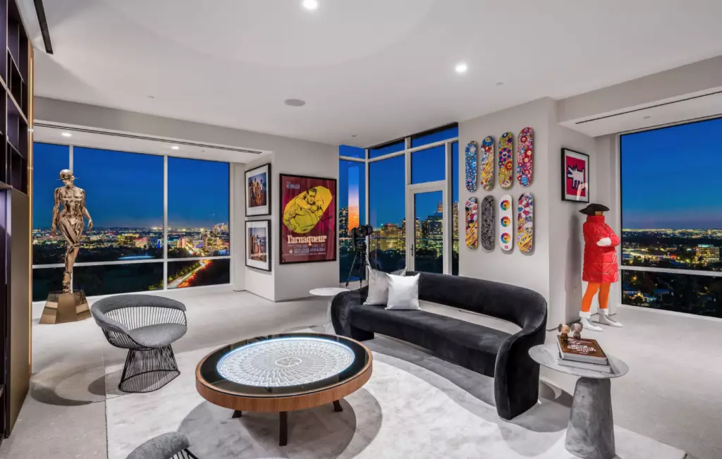 Il-penthouse ta’ $22.5 miljun ta’ The Weeknd, b’xogħlijiet ta’ l-arti ta’ Hajime Sorayama, Takashi Murakami, u Keith Haring. Korteżija ta’ Beverly Hills Estates.