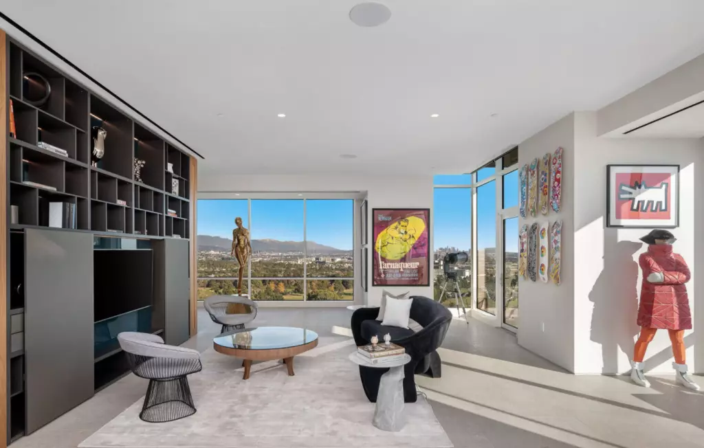 Kini Ṣe The Weeknd Gba? A ṣe iyipada ikojọpọ aworan aṣa rẹ lati ipolowo kan fun ile Penthouse Beverly Hills $22.5 Milionu Rẹ 327_4