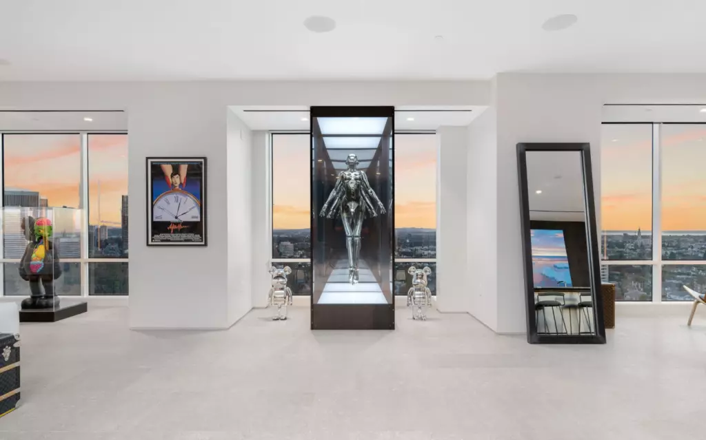 Kini Ṣe The Weeknd Gba? A ṣe iyipada ikojọpọ aworan aṣa rẹ lati ipolowo kan fun ile Penthouse Beverly Hills $22.5 Milionu Rẹ 327_5