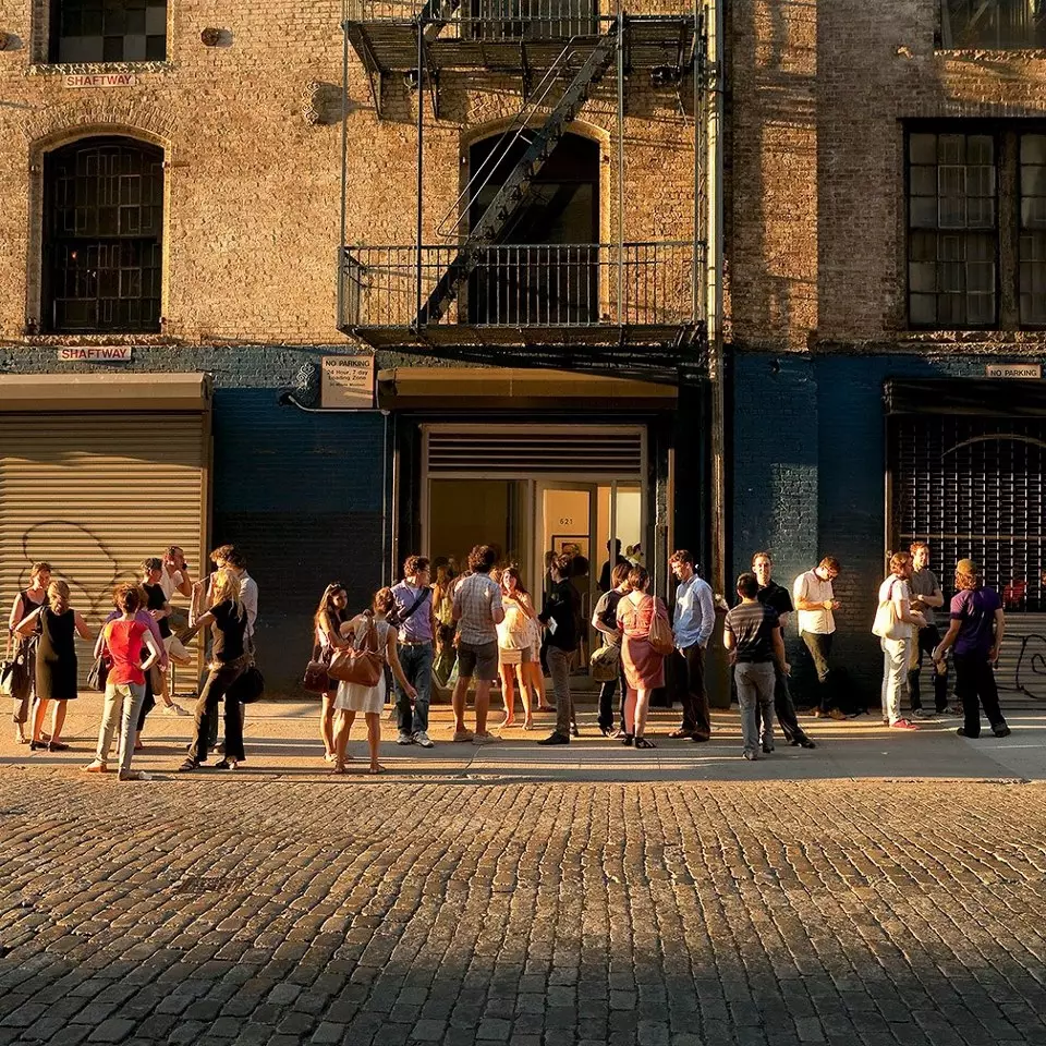 Pengunjung di luar galeri di 27th Street di distrik galeri Chelsea New York. Foto oleh Etienne Frossard.