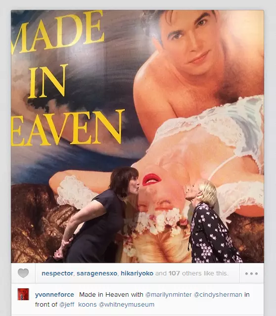 Marilyn Minter kaj Cindy Sherman ĝuante Made in Heaven. Foto: Instagram/@yvonneforce