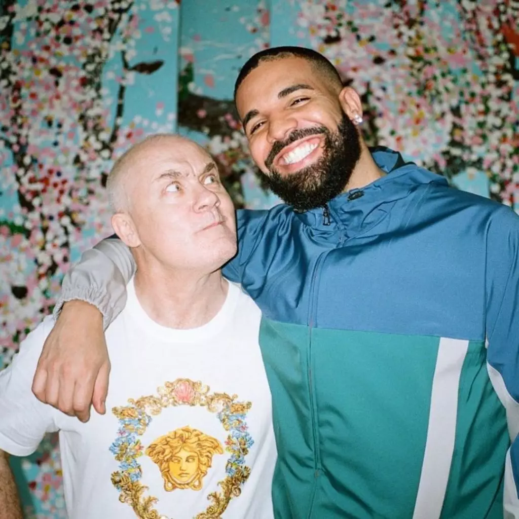 Drake [R] နှင့်အတူ Damien Hirst [L] အနုပညာရှင်။ ဓာတ်ပုံ- Theo Skudra။