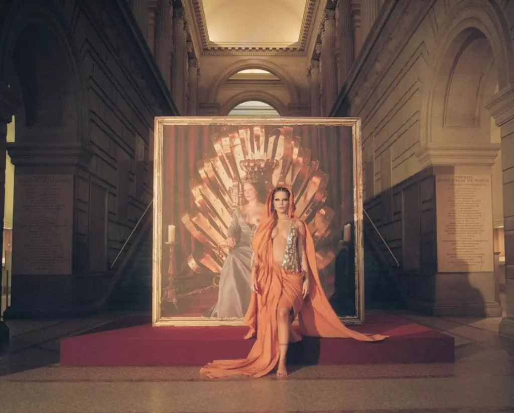 Halsey na base da escada principal do Met com a arte do álbum de