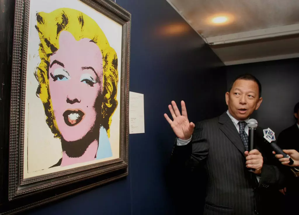 Ken Yeh, wê demê cîgirê serokê Christie's Asia, li ser Andy Warhol Lemon Marilyn diaxive dema ku ew li Hong Kongê hate pêşandan. Wêne Woody Wu / AFP / Getty Images.