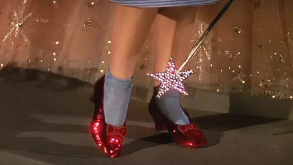 Judy Garland tus taw clad nyob rau hauv lub iconic ruby slippers nyob rau hauv lub