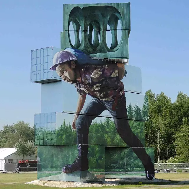 Fintan Magee, Carrying the Pointless Monument (2015), ĉe Nordokcidentaj Muroj, Werchter, Belgio. Foto: Fintan Magee.