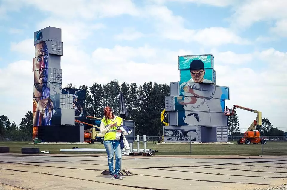 Strataj artistoj ĉe laboro Nordokcidentaj Muroj, Werchter, Belgio. Foto: Nordokcidentaj Muroj.