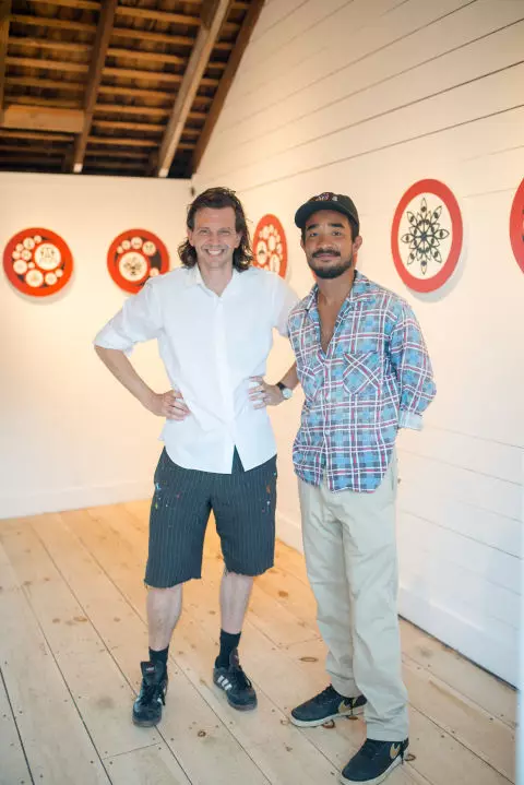 Ryan McGinness dan Lucien Smith di Surf Lodge. Atas perkenan Madison McGaw/BFA.