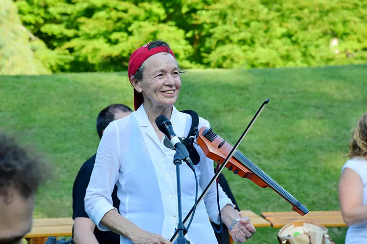 Laurie Anderson nastupa na predstavljanju Koncerta za pse Laurie Anderson u LongHouse Reserveu. © Patrick McMullan.