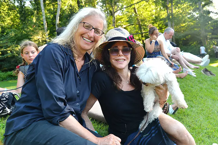 Annie Leibovitz, Jane Rose i Ruby sramežljiva pred kamerama u utorak na predstavljanju Koncerta za pse Laurie Anderson u LongHouse Reserveu. © Patrick McMullan.