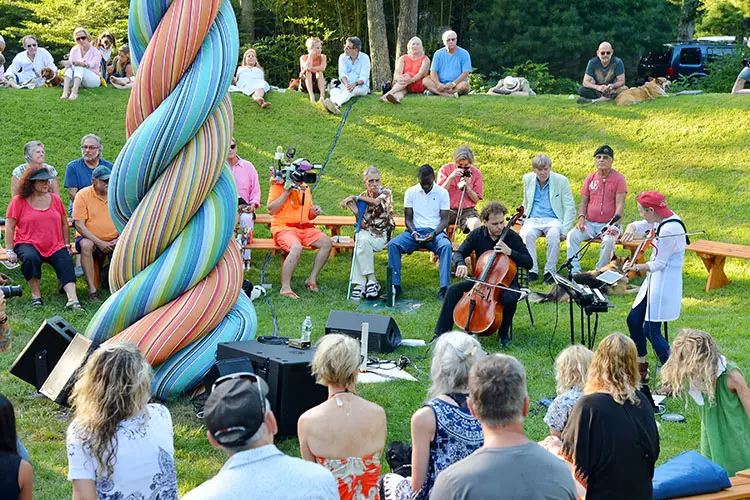 Rubin Kodheli da Laurie Anderson sun yi a LongHouse Reserve na gabatarwa na Laurie Anderson's Concert for Dogs. © Patrick McMullan.