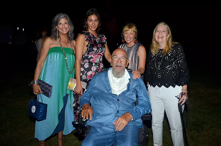 Joan Hornig, Eve Xanthopoulos, Chuck Close, Cindy Sherman, dan Michele Cohen di Gala Musim Panas Guild Hall. © Patrick McMullan.