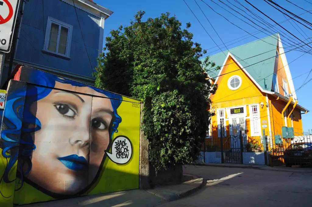 Gushushanya amashusho na graffitis mumujyi wamateka wa Valparaiso, Chili. Tuyikesha amashusho ya Getty. Ifoto ya Frédéric Solta.