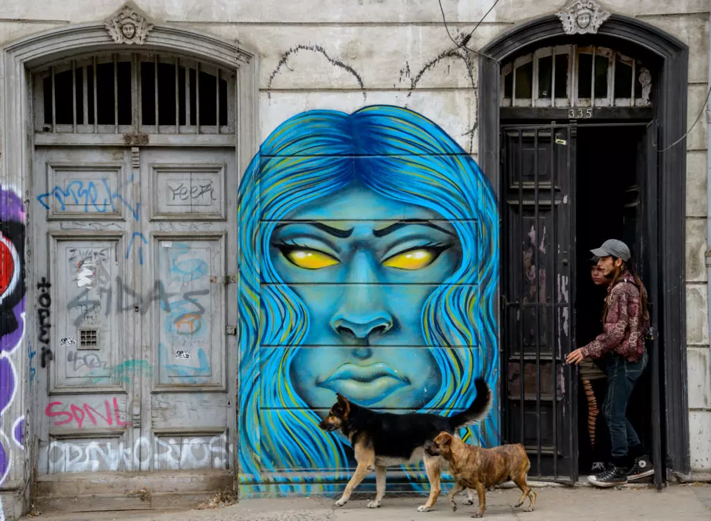 Sokak sanatı Valparaiso'nun her köşesini süslüyor. Getty Images'ın izniyle. Martin Bernetti'nin fotoğrafı.